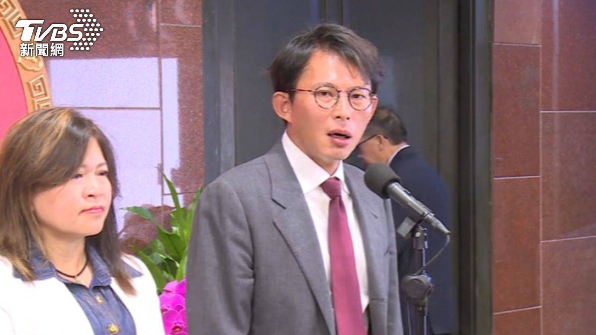 內政部嗆嚴辦走讀！ 黃國昌嗆：賴皇放馬過來 | TVBS | LINE TODAY