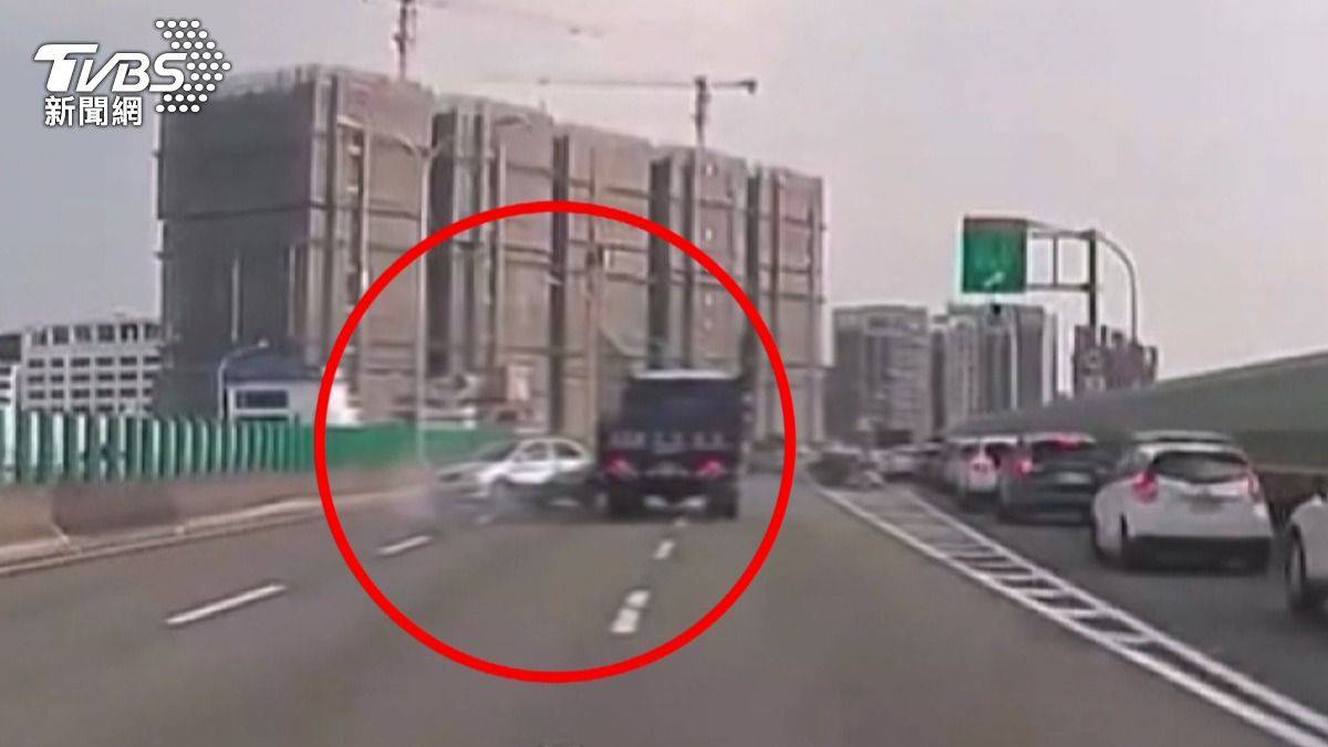 台74線驚魂！貨車撞銀轎180度逆轉 4小時後四車連環撞 | TVBS | LINE TODAY