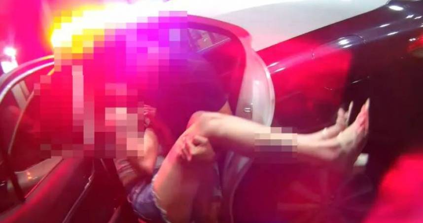 KTV驚魂！女子突昏迷倒地 友人急喊「公主抱救命」衝向警察求助 | CTWANT | LINE TODAY