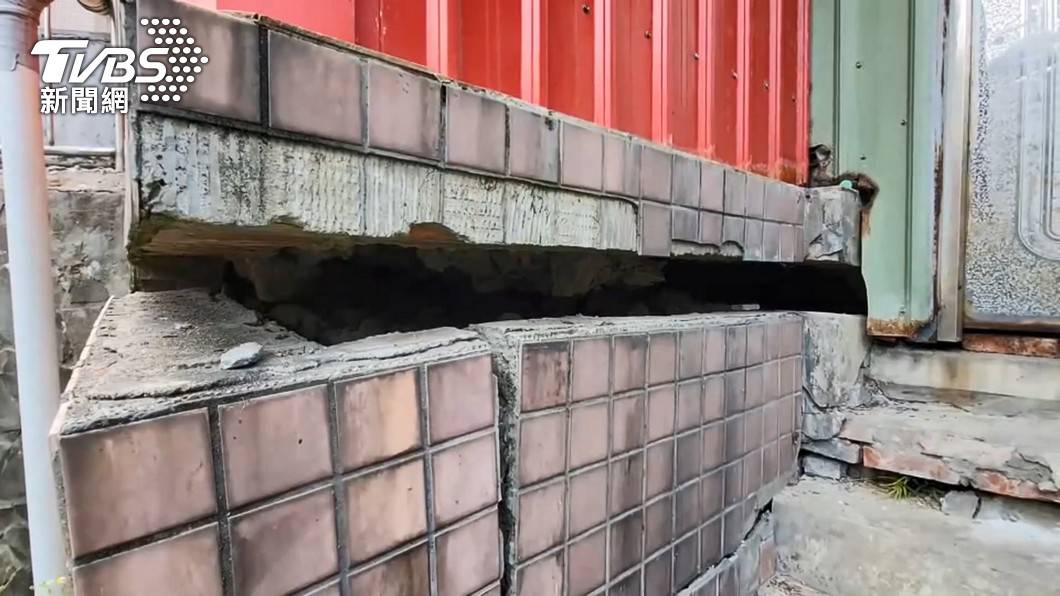 民宅地基掏空「裂縫30CM」 住戶憂心求助 | TVBS | LINE TODAY