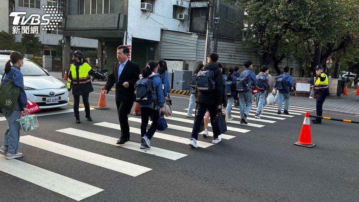 明年寒假、春節中間塞「3天課」 家長炸了：難規劃返鄉旅遊 | TVBS | LINE TODAY