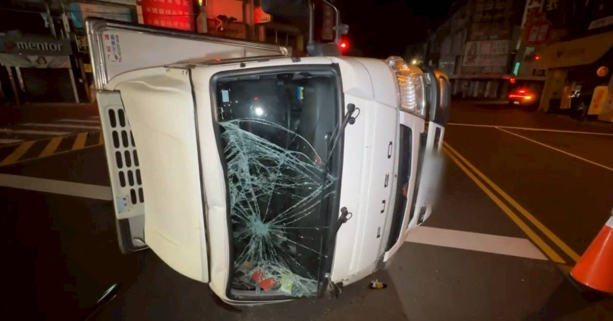 到底誰撞誰？小貨車翻覆橫躺路面 小黃乘客頭破血流 | EBC 東森新聞 | LINE TODAY