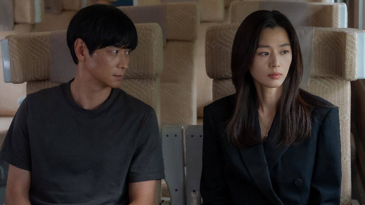 全智賢遭炸彈威脅！姜棟元《暴風圈》出馬拯救 金高銀、朴智賢合作+1 | TVBS | LINE TODAY