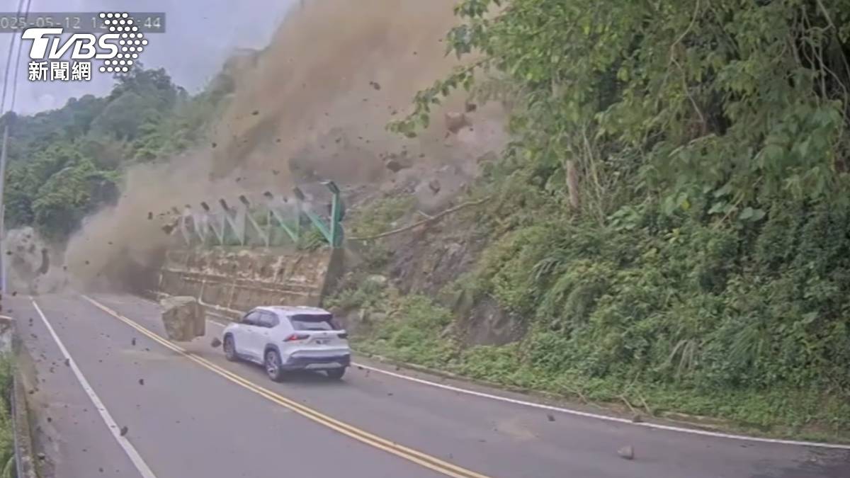 落石砸車影像曝！苗62線坍方砸3車2人傷 巨石擋路交通斷 | TVBS | LINE TODAY
