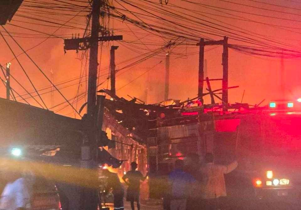 ไฟไหม้ตลาดท่าเกวียน ชุมชนอาคารไม้เก่าแก่พนมสารคามเสียหายกว่า 20 คูหา | 77kaoded | LINE TODAY