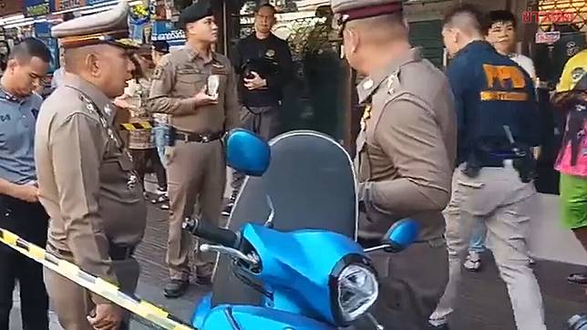 ด่วน! คนร้ายใช้ปืนปลอม บุกปล้นทอง แทงเจ้าของร้านเลือดอาบ ระทึกคาตลาดพระประแดง | Khaosod | LINE TODAY