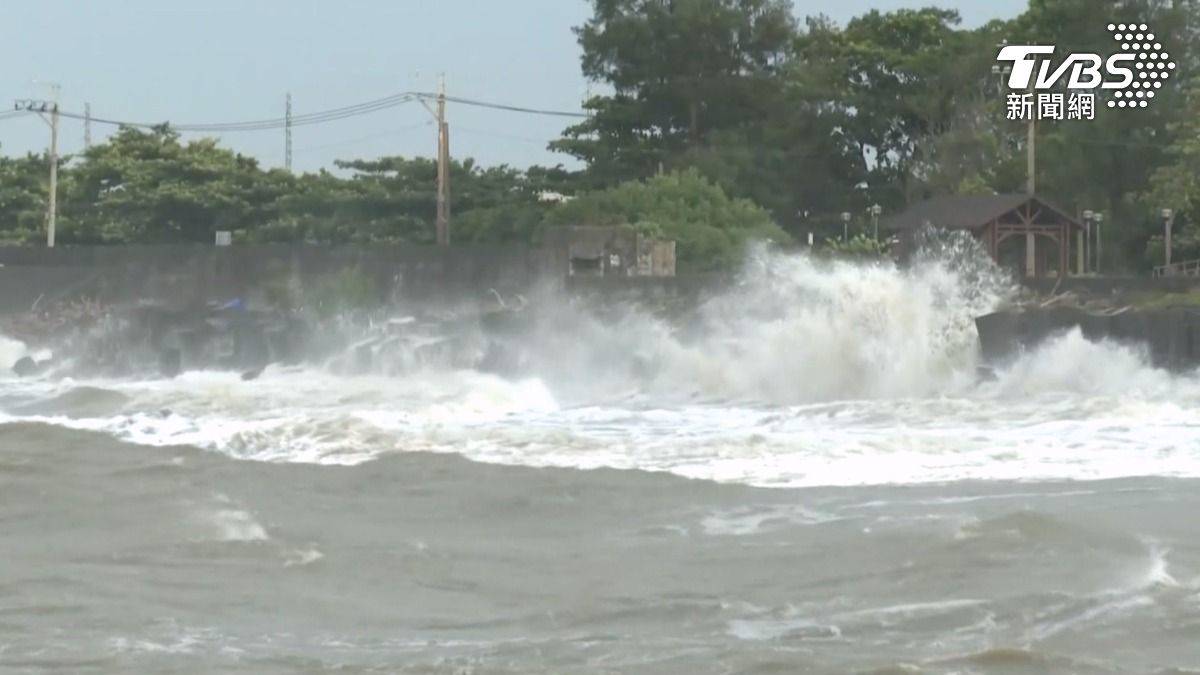 兩樣情！高屏放假風雨小 台東冒雨上班課 縣長臉書被灌爆 | TVBS | LINE TODAY