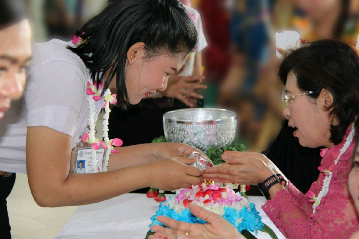 สุดชื่นมื่นรพ.มิชชั่นภูเก็ต ร่วมรดน้ำขอพร รับวันขึ้นปีใหม่ไทย | 77kaoded | LINE TODAY