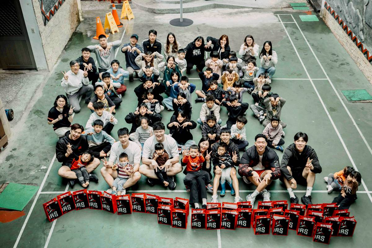 TPBL》陳冠全用行動回應期待 攜手隊友走訪尖石鄉石磊國小 | TSNA | LINE TODAY