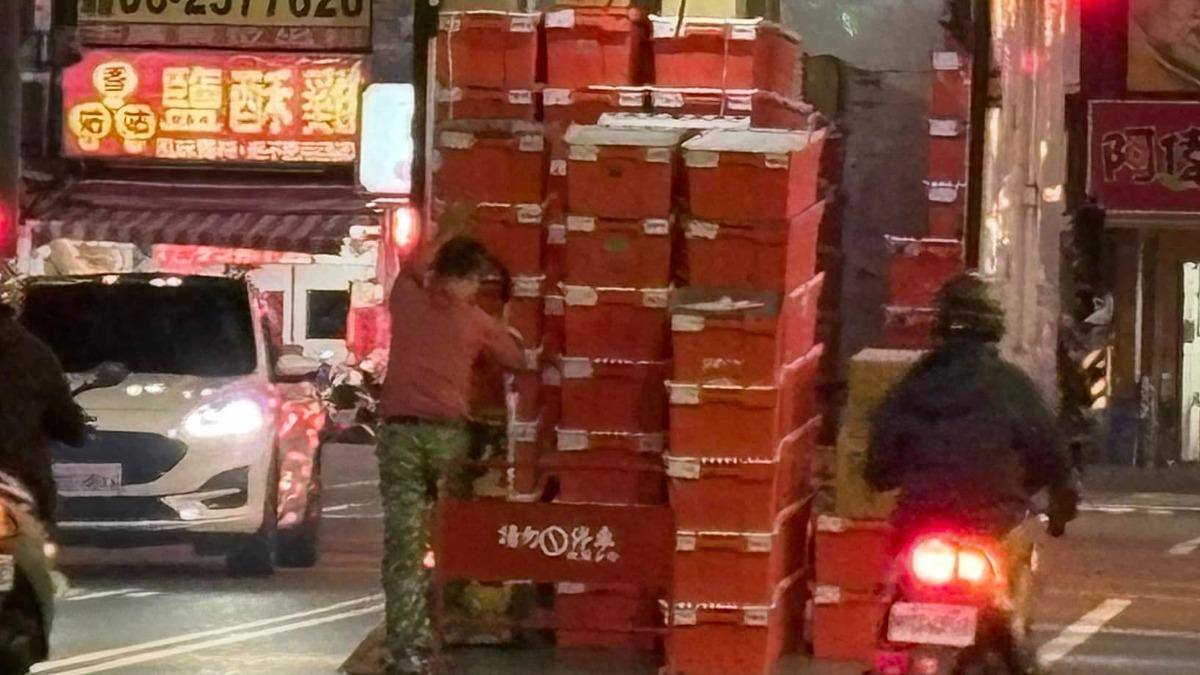 離譜畫面曝！物流車違停路中央「卸蝦皮包裹」 警方出手了 | TVBS | LINE TODAY