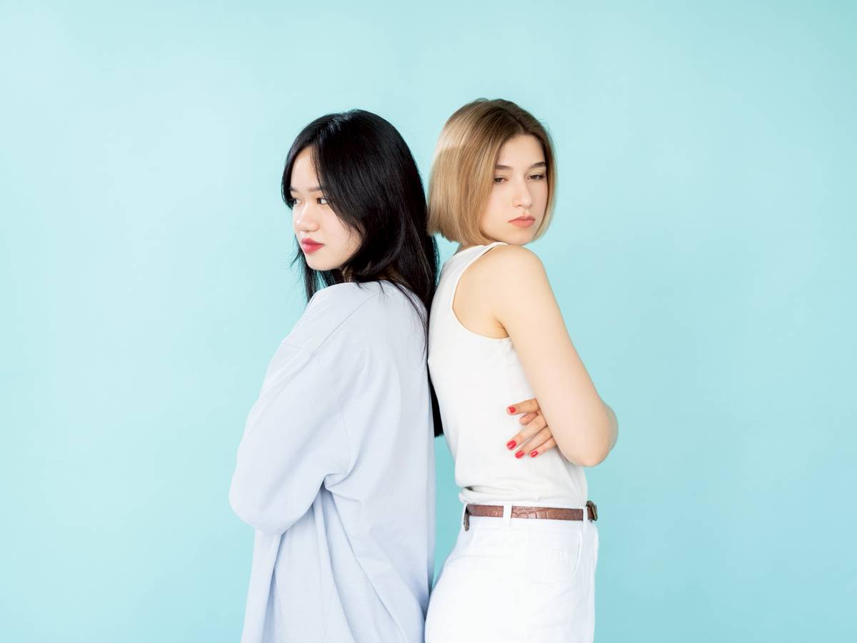 友情假象大揭密！6個關鍵特徵幫妳看穿「塑膠友誼」 | 享民頭條 | LINE TODAY