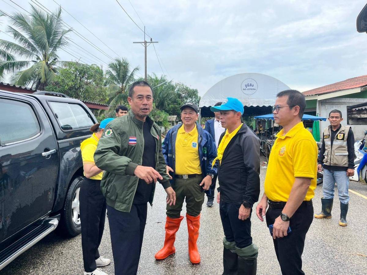 DSI จชต.ลุยแจกสิ่งของช่วยผู้ประสบภัยน้ำท่วม | 77kaoded | LINE TODAY