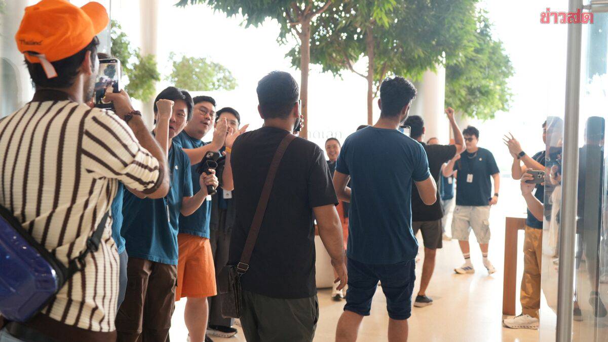 Apple Store ICONSIAM คึกคัก รับ iPhone 17 จองล่วงหน้า | Khaosod | LINE TODAY