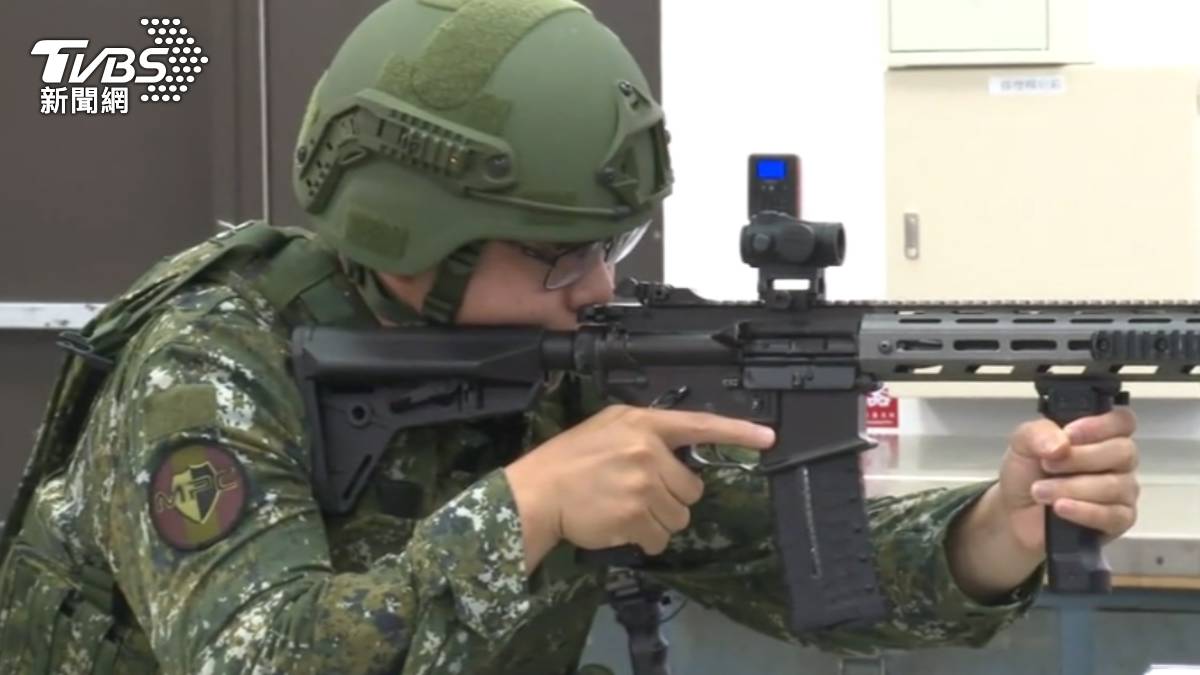 國軍T112步槍實彈射擊曝光！國際作戰滑軌介面 擴充單兵作戰能力 | TVBS | LINE TODAY