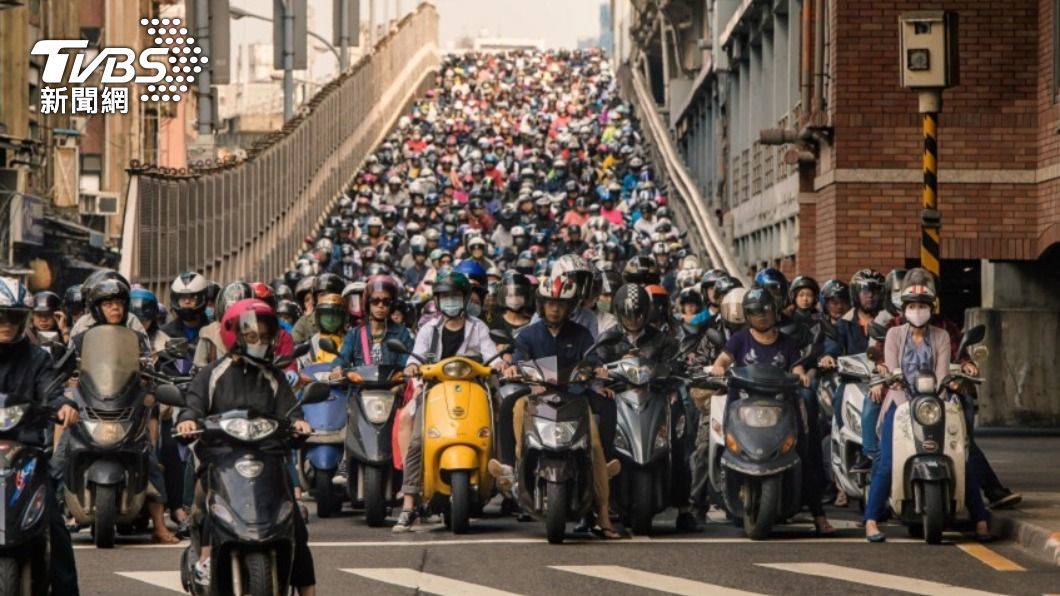 台灣人愛騎機車？百萬YTR揭心酸原因 騎士淚喊：感謝發聲 | TVBS | LINE TODAY