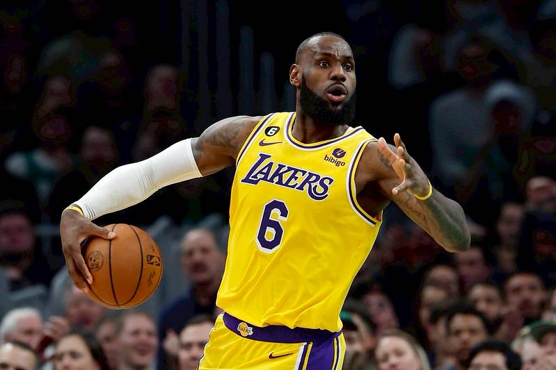 犯規漏吹LeBron沮喪跪地 Beverly拿相機給裁判看吞T | TSNA | LINE TODAY