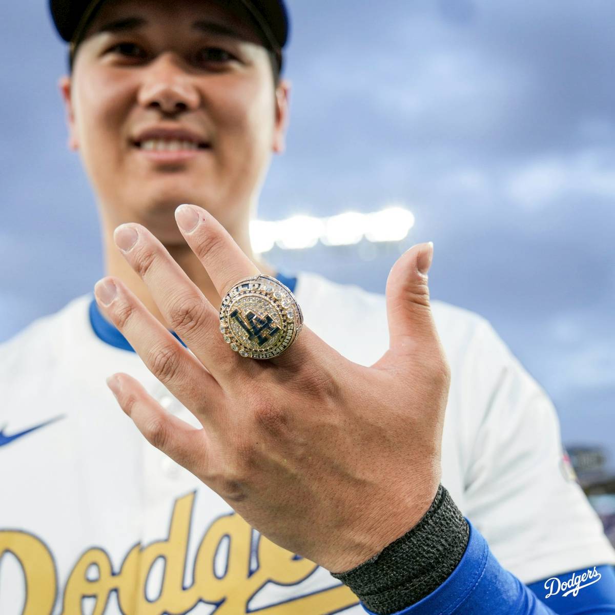 MLB》大谷翔平接下生涯第一枚世界大賽冠軍戒 戴在左手食指露出燦爛笑容 | TSNA | LINE TODAY