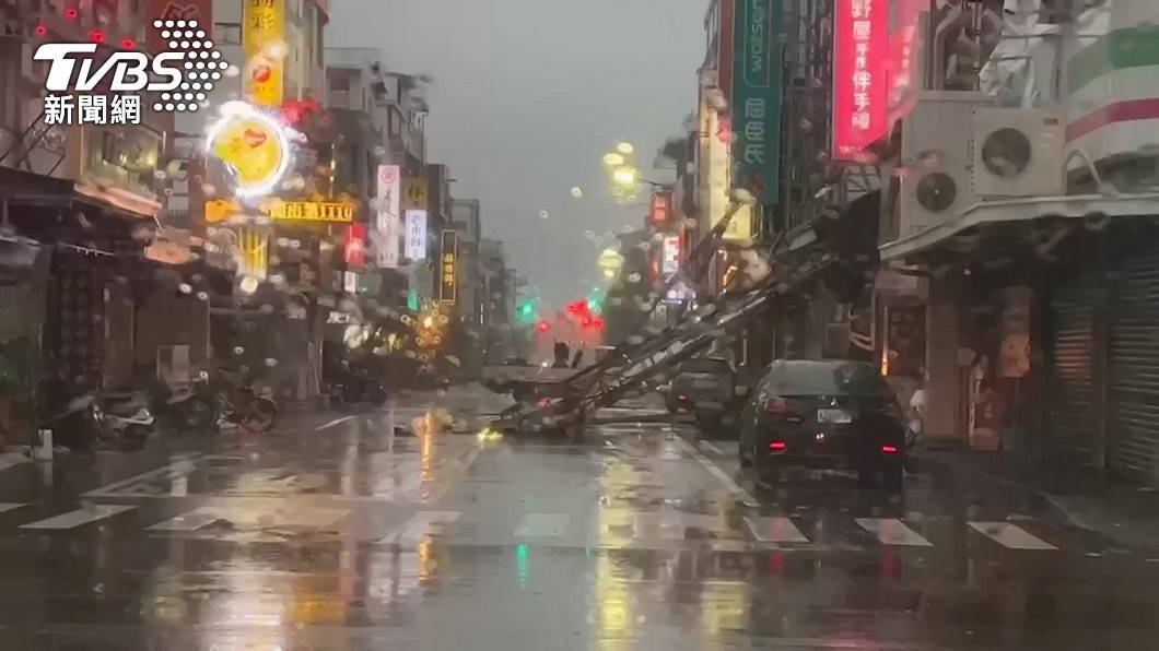 台東狂風吹倒電線桿 突冒火光險爆炸 | TVBS | LINE TODAY