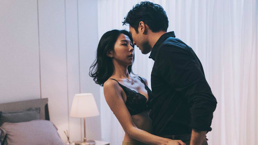 邵雨薇「黑bra外露」變惡女太誘惑！ 金曲歌后為她開金口 | TVBS | LINE TODAY