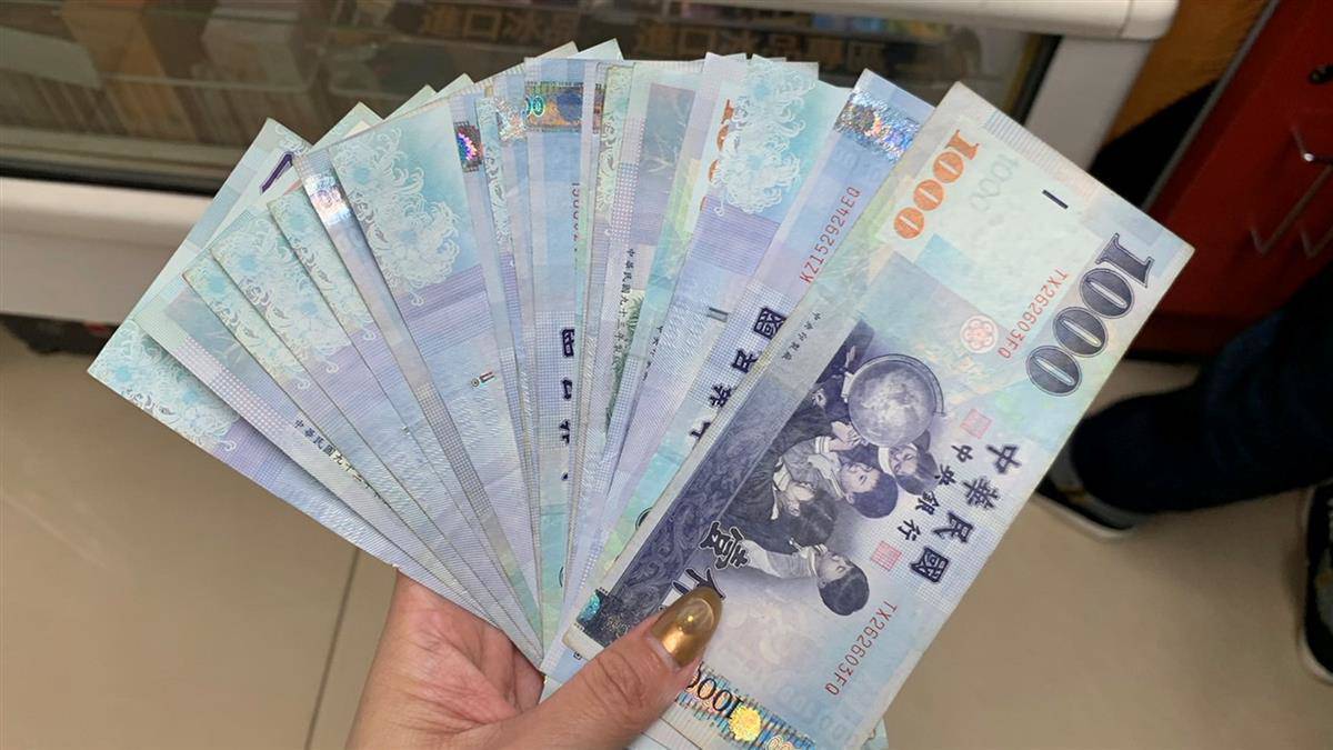 一早被錢砸醒！他00929配息曝光 網驚：千萬資金？ | EBC 東森新聞 | LINE TODAY