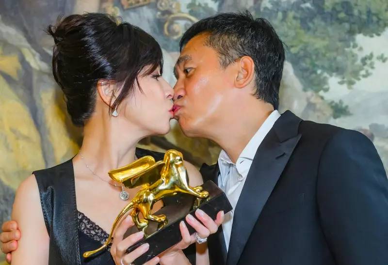 太甜了！劉嘉玲曬高清熱吻照放閃梁朝偉 | NOWnews 今日新聞 | LINE TODAY