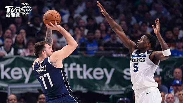 NBA／拒被橫掃！愛德華茲砍準大三元 灰狼G4險勝獨行俠 | TVBS | LINE TODAY