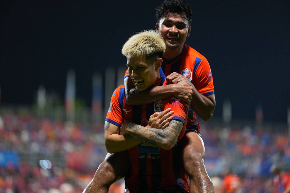 คืนฟอร์มโหด! “สิงห์เจ้าท่า” ดาหน้าถล่ม “ม้าเหล็ก” 10 ตัว ยับ 8-0 | Soccersuck | LINE TODAY