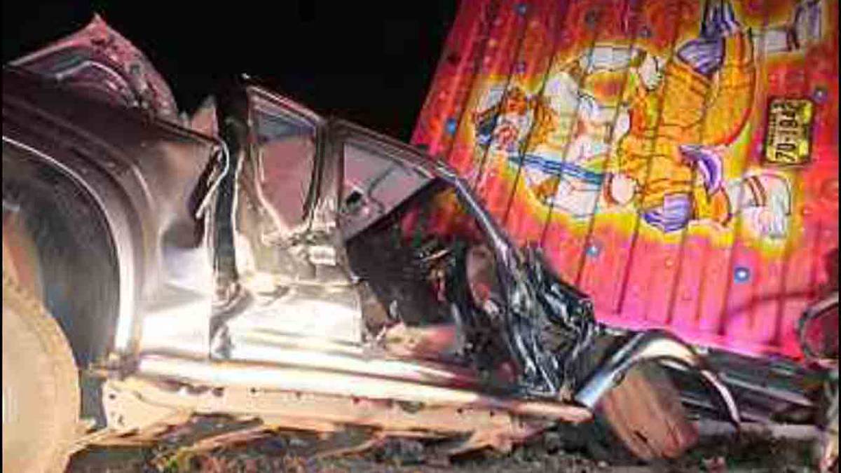 ฝนตกถนนลื่น รถพ่วง 18 ล้อ ประสานงากับรถกระบะติดภายใน ตาย 1 สาหัส 1 | 77kaoded | LINE TODAY