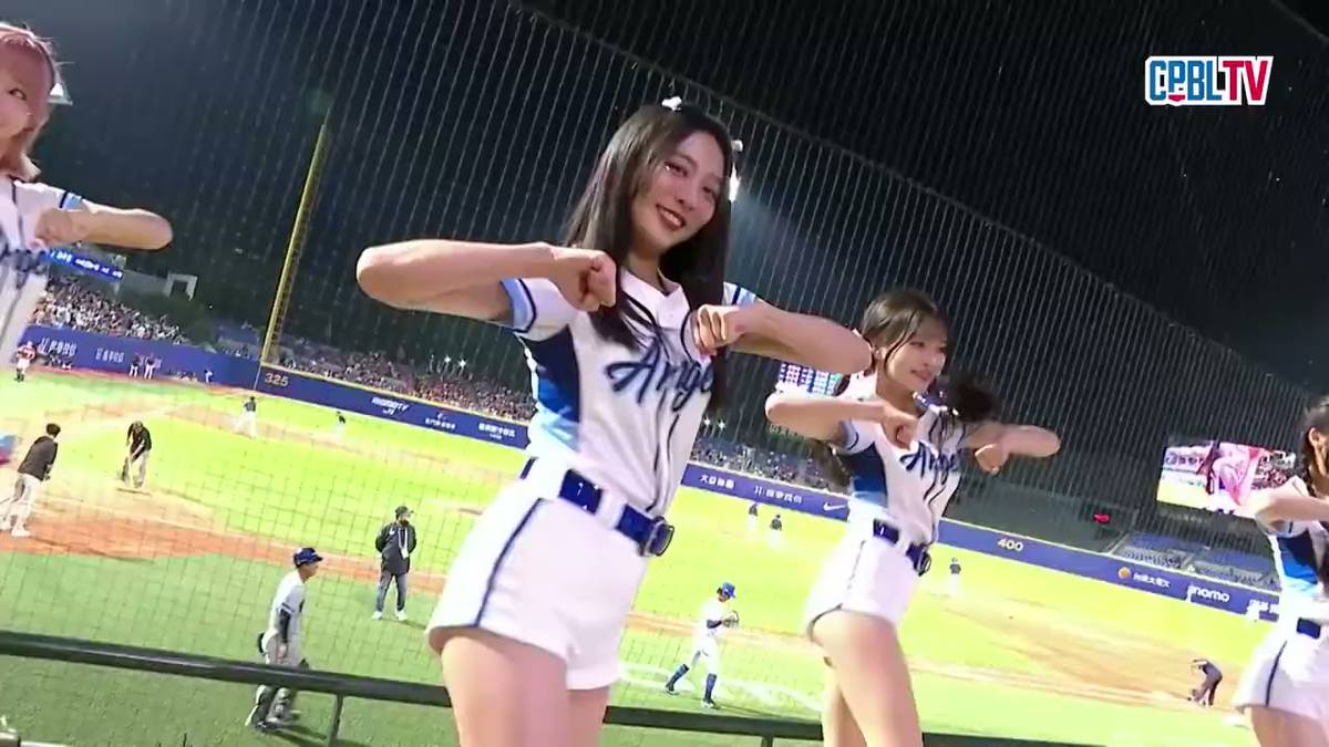 【富邦啦啦隊】中場 新莊看球物超所值 Fubon Angels帶來精彩的局間表演（05/02 統一 VS 富邦） | 中華職棒 | LINE TODAY