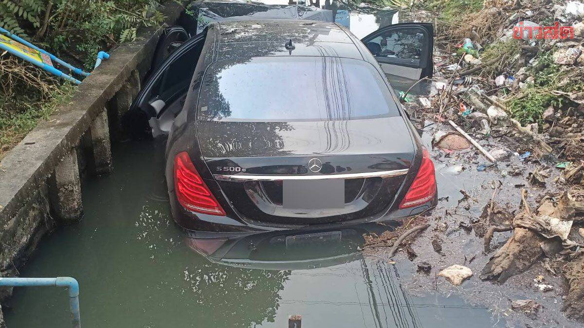 เสี่ยขับเบนซ์ เฉี่ยวชนกระบะ-จยย.แหลก ก่อนรถพุ่งตกคลอง-ดับสลด | Khaosod | LINE TODAY