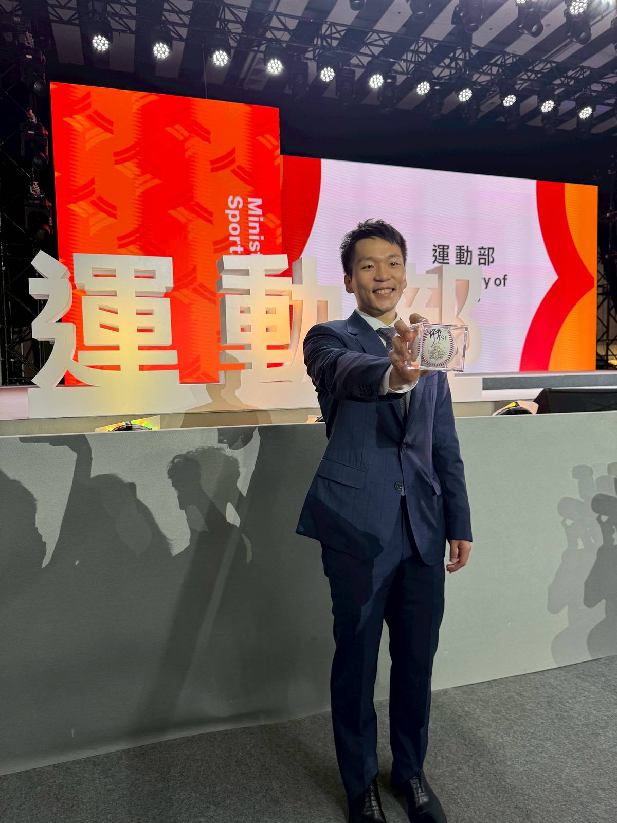 運動部掛牌》味全龍送林智勝引退簽名球祝賀 盼與李洋攜手讓體育環境更好 | TSNA | LINE TODAY