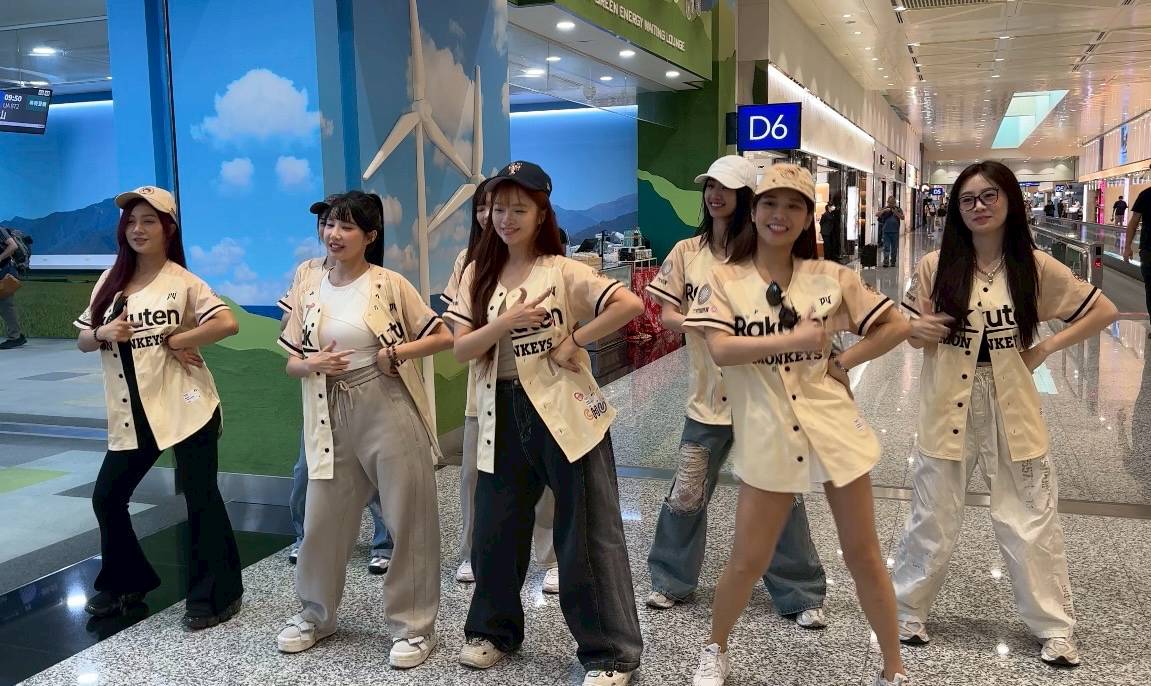 樂天桃猿》「樂天女孩」8人出發美國！ 自備台灣泡麵、期待踩點大聯盟球場 | TSNA | LINE TODAY