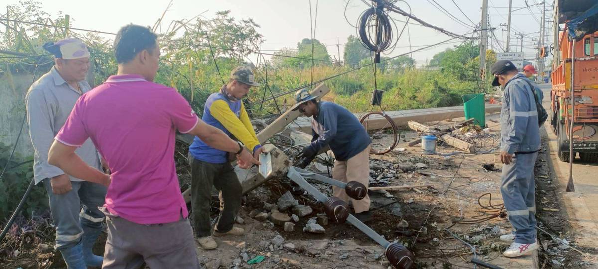 คืบหน้ารถบบรรทุกชนเสาไฟฟ้าแรงสูงไฟดับทั้งจังหวัด | 77kaoded | LINE TODAY